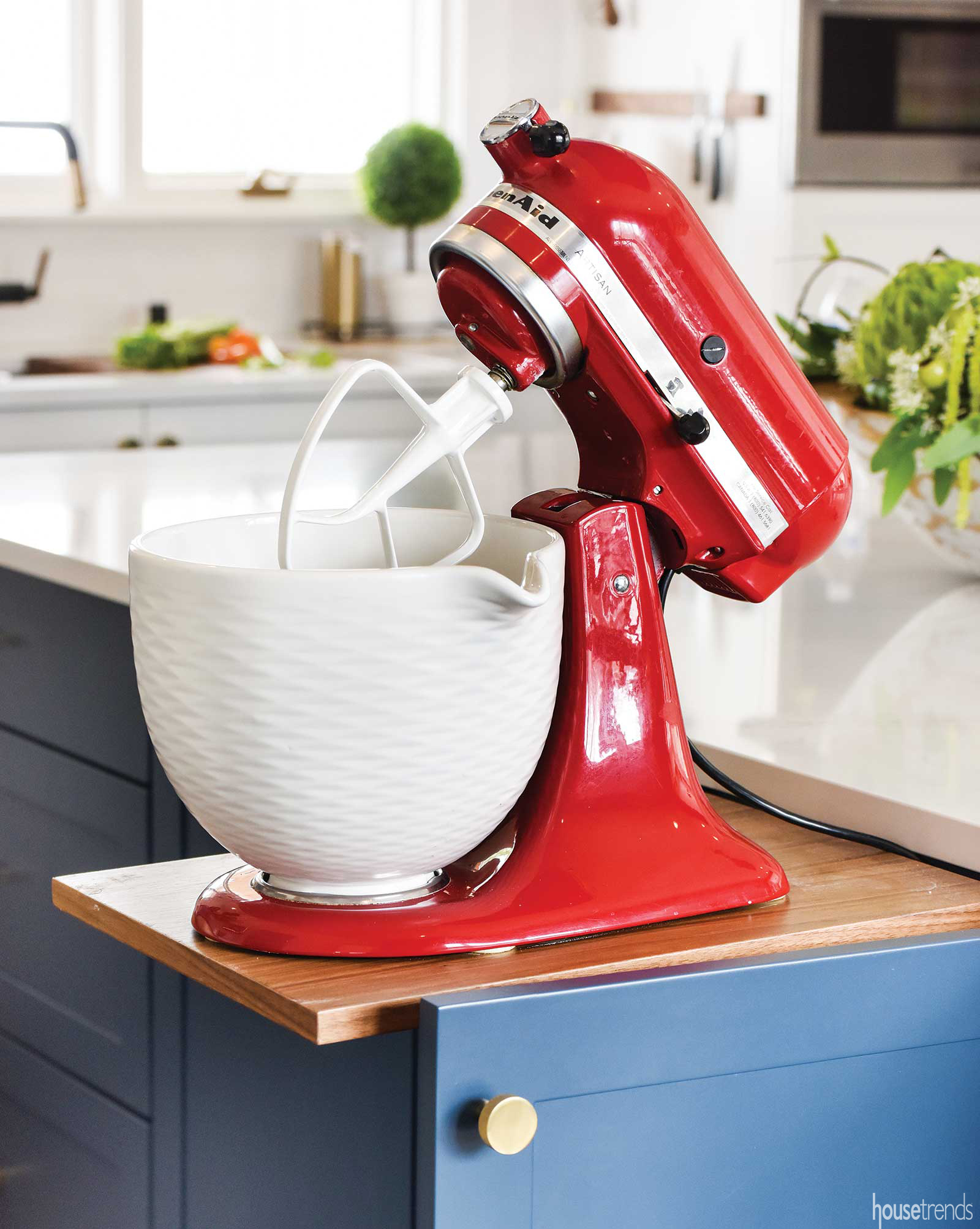 Savvy kitchen makeover adds brass and blue details